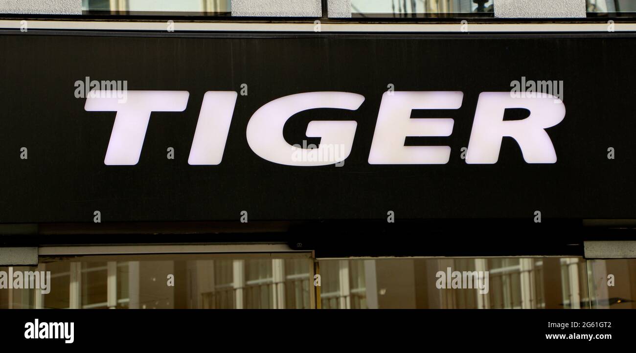Flying tiger sign hi-res stock photography and images - Alamy