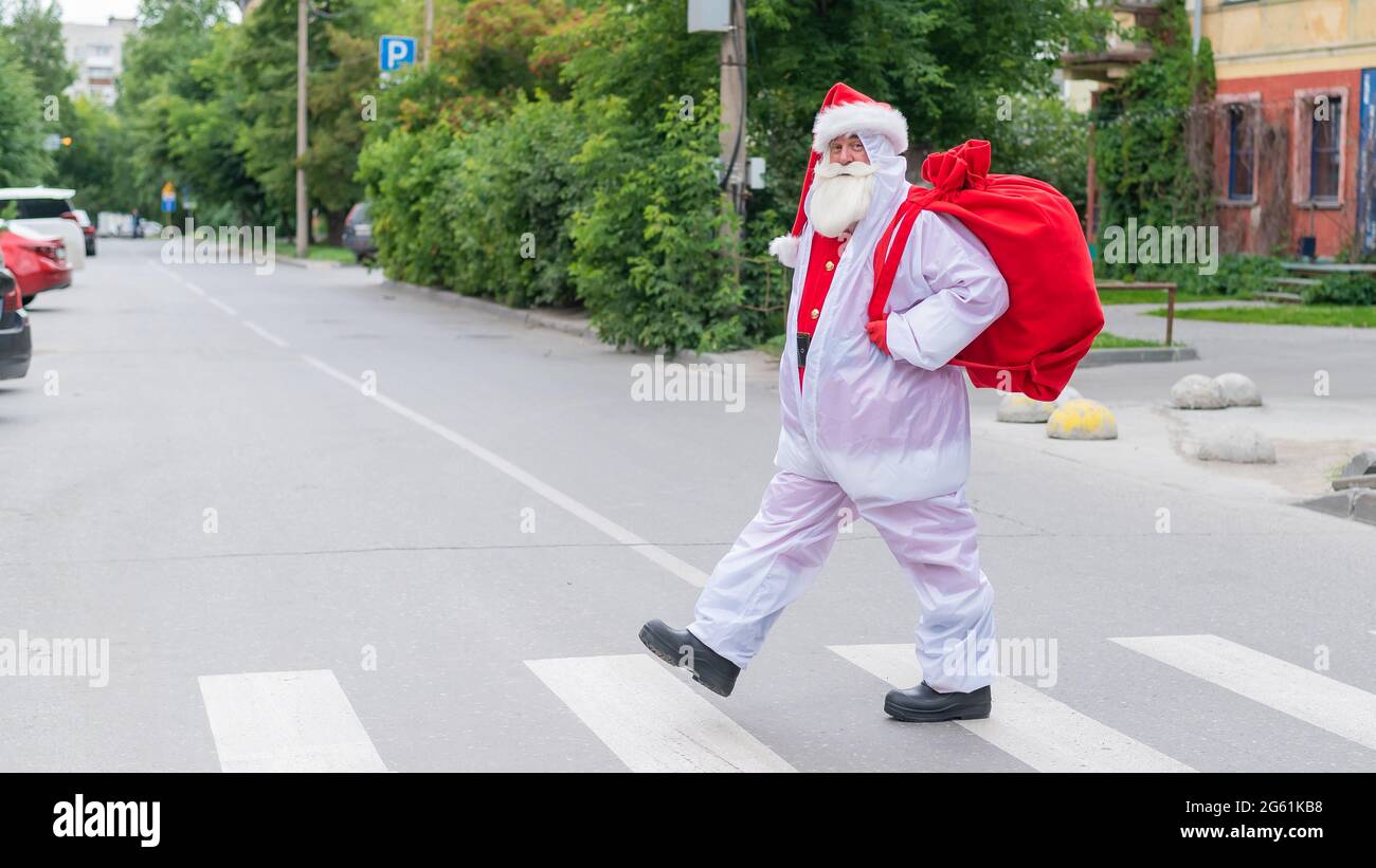 Santa claus crossing road hi-res stock photography and images - Alamy