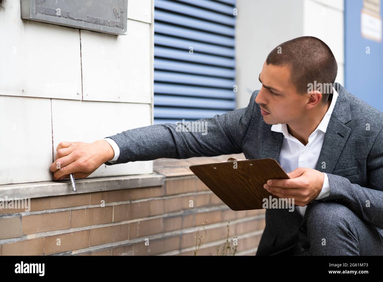 Real Estate Property Appraisal. Man Inspecting House Stock Photo - Alamy
