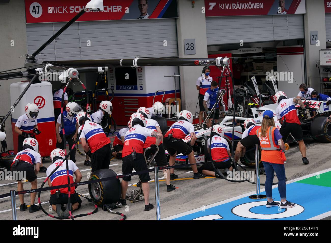 Red bull f1 pit stop hi-res stock photography and images - Alamy
