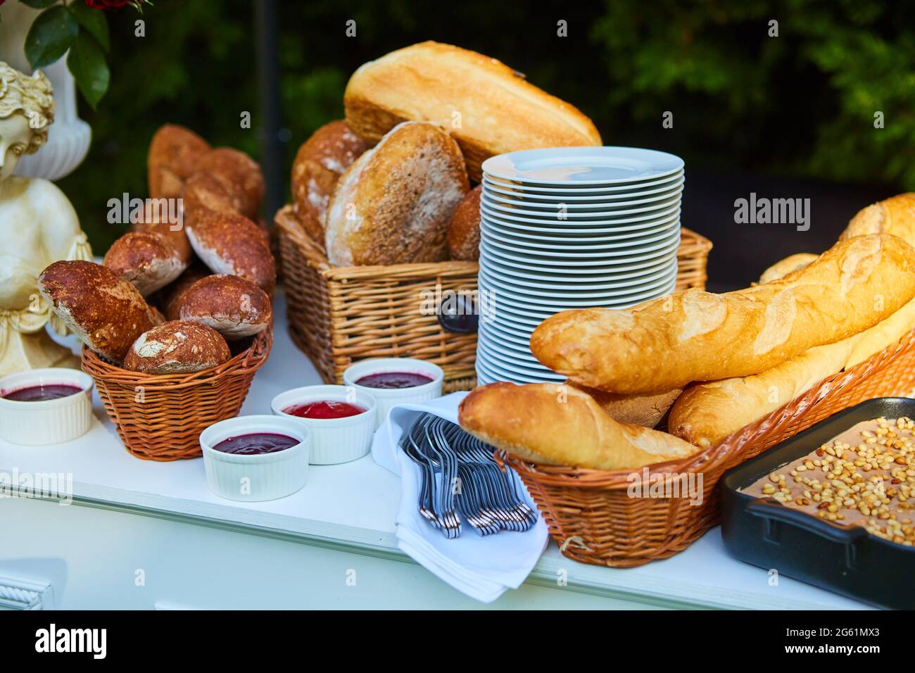 Bread and stack of plates for group catering Stock Photo - Alamy