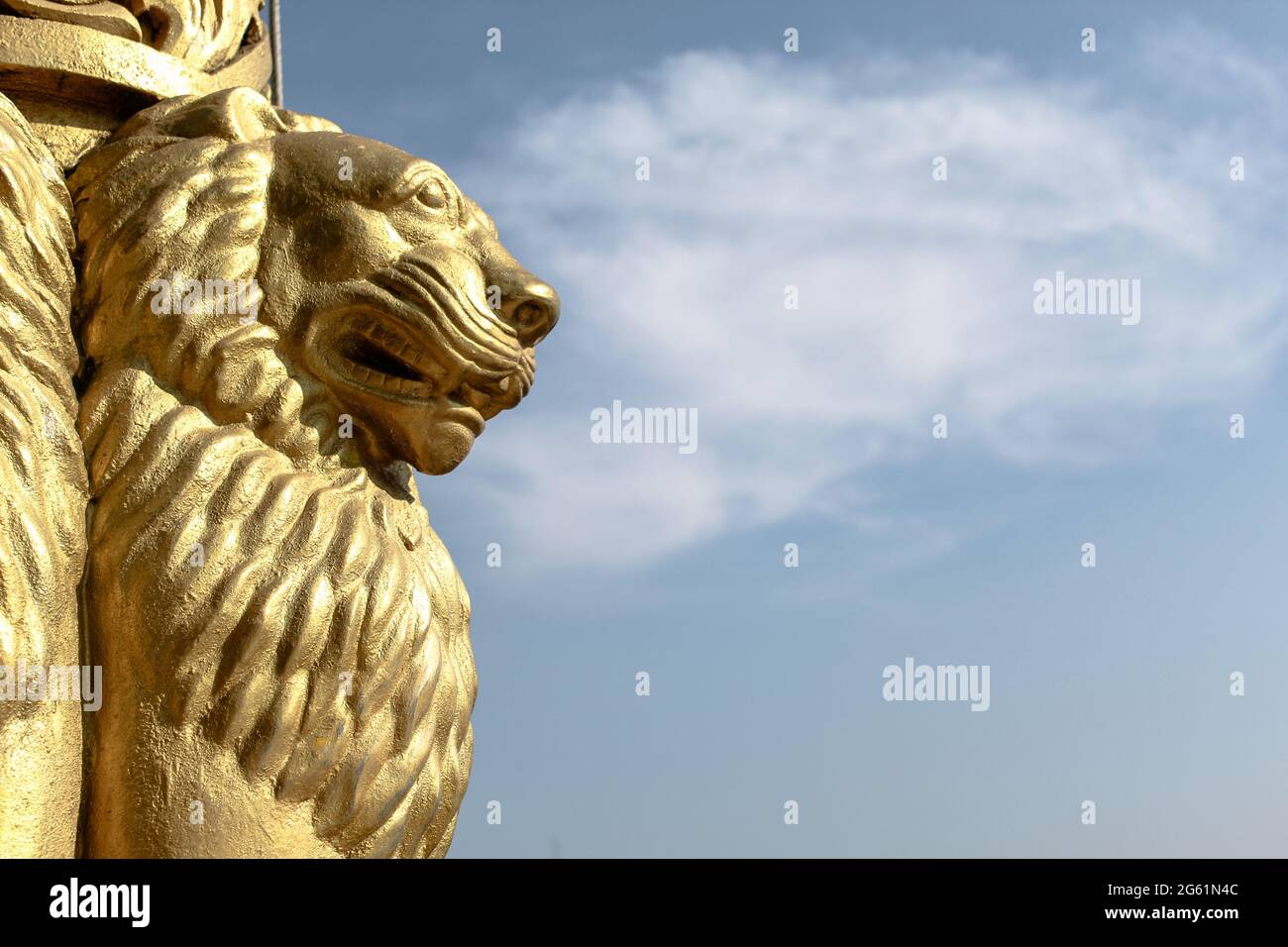 Golden light on statue hi-res stock photography and images - Alamy