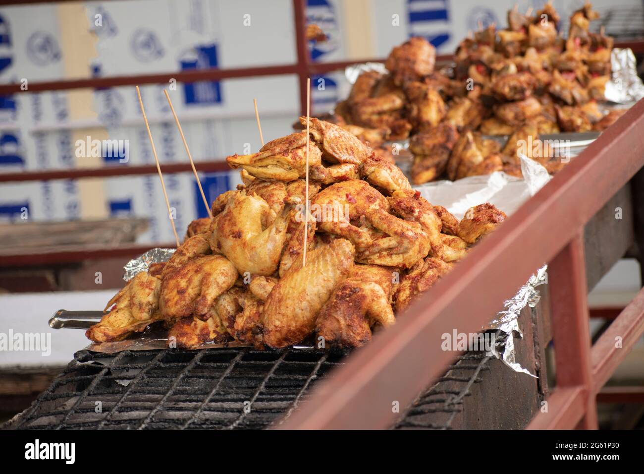 delicious grilled chicken on barbeque grill Stock Photo - Alamy