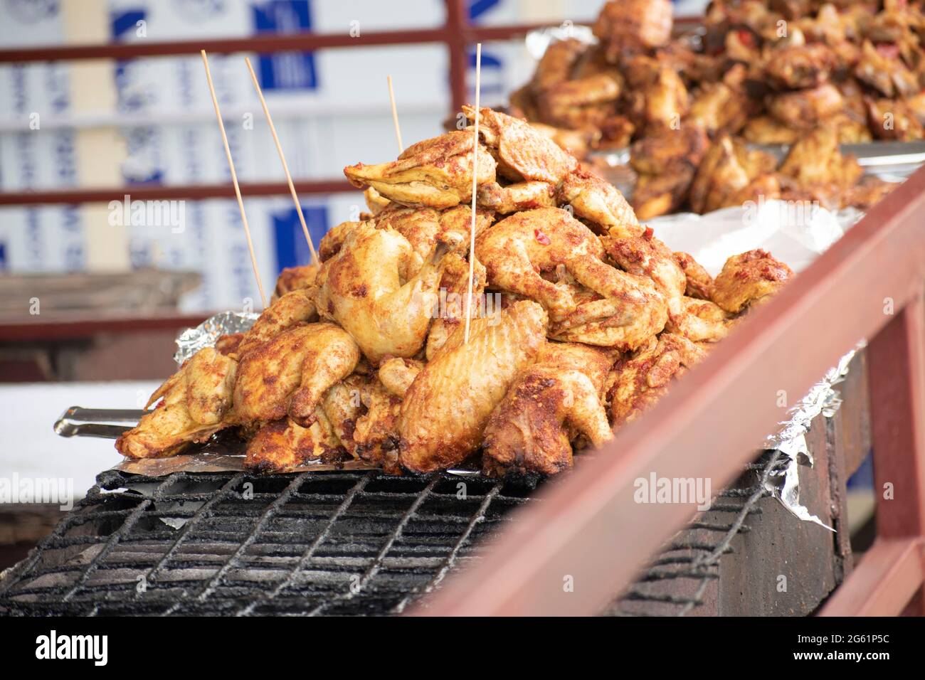 delicious grilled chicken on barbeque grill Stock Photo - Alamy
