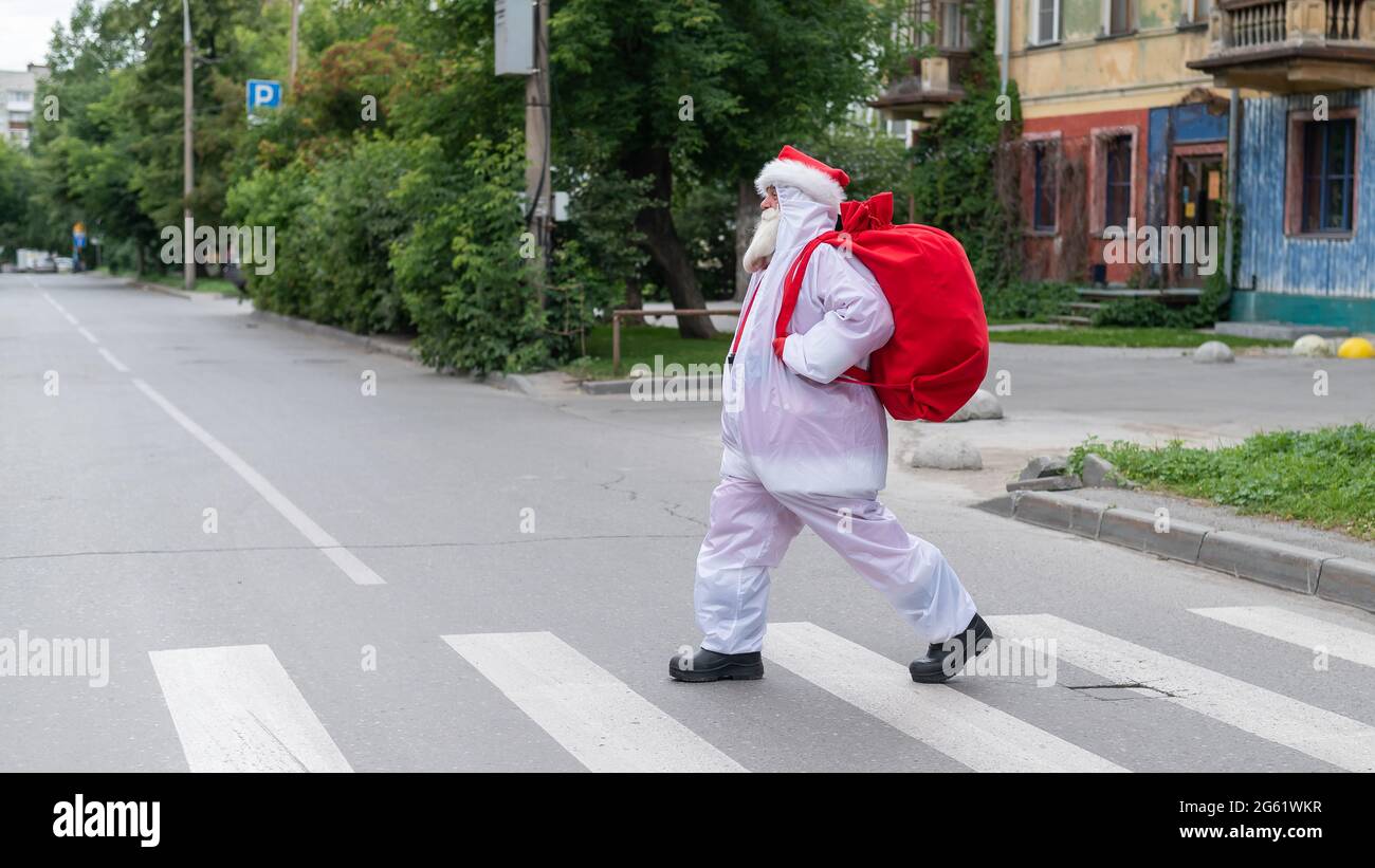 Santa claus crossing hi-res stock photography and images - Alamy