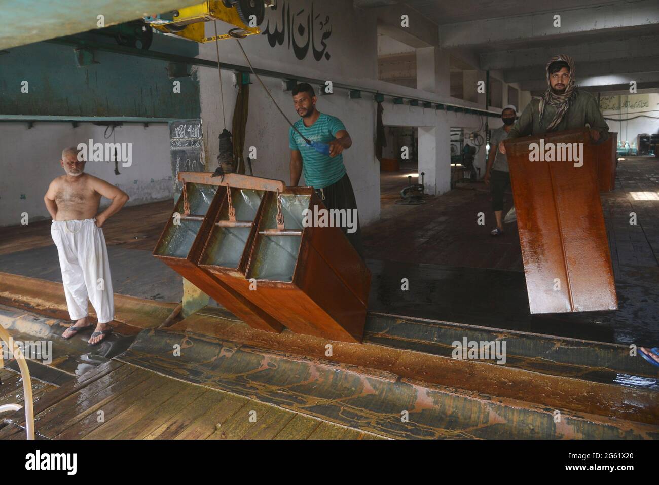 Lahore, Pakistan. 01st July, 2021. Pakistani vendors are loading ice ...