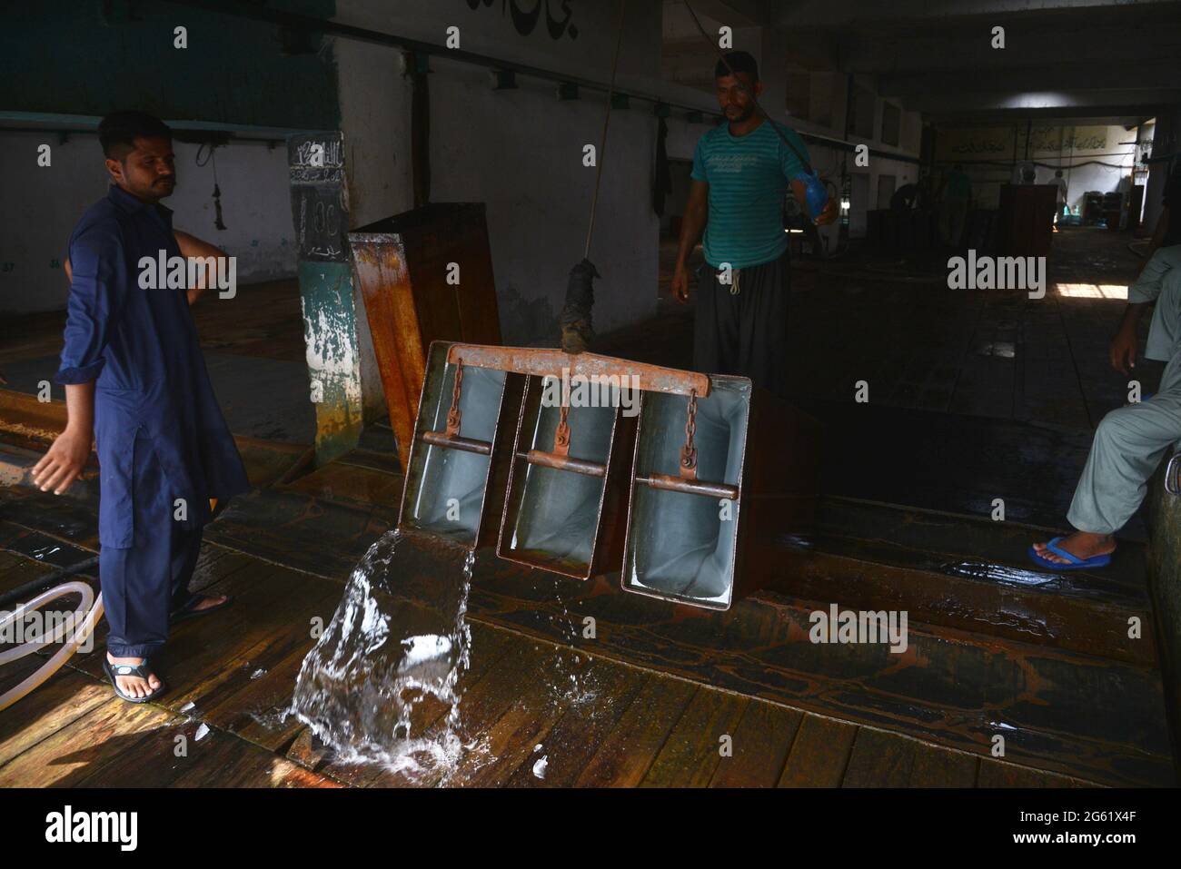 Lahore, Pakistan. 01st July, 2021. Pakistani vendors are loading ice ...