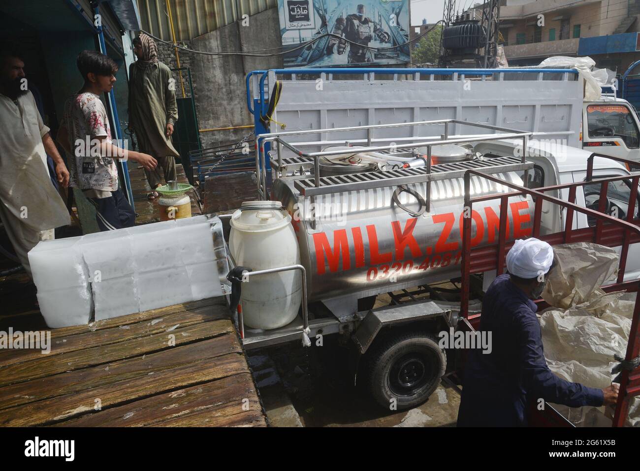 Lahore, Pakistan. 01st July, 2021. Pakistani vendors are loading ice ...