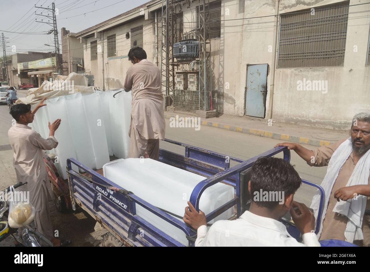 Lahore, Pakistan. 01st July, 2021. Pakistani vendors are loading ice ...