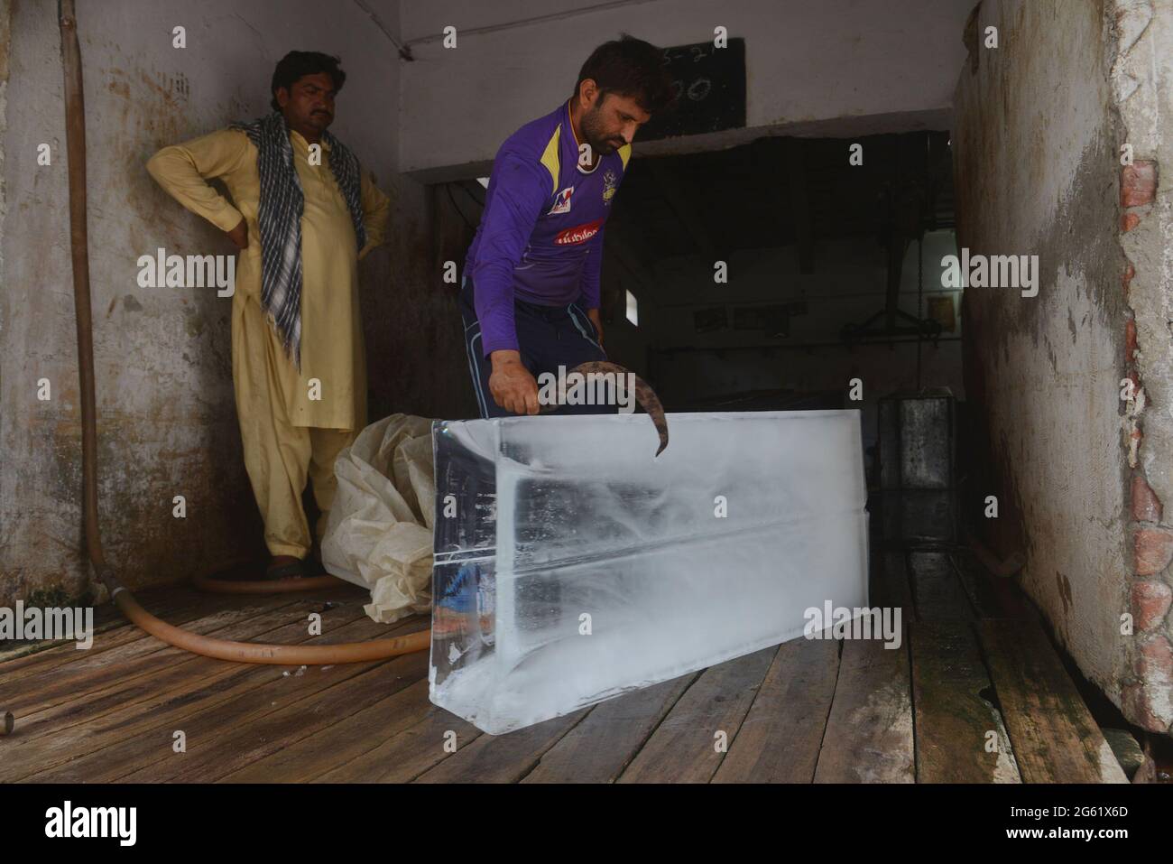 Lahore, Pakistan. 01st July, 2021. Pakistani vendors are loading ice ...