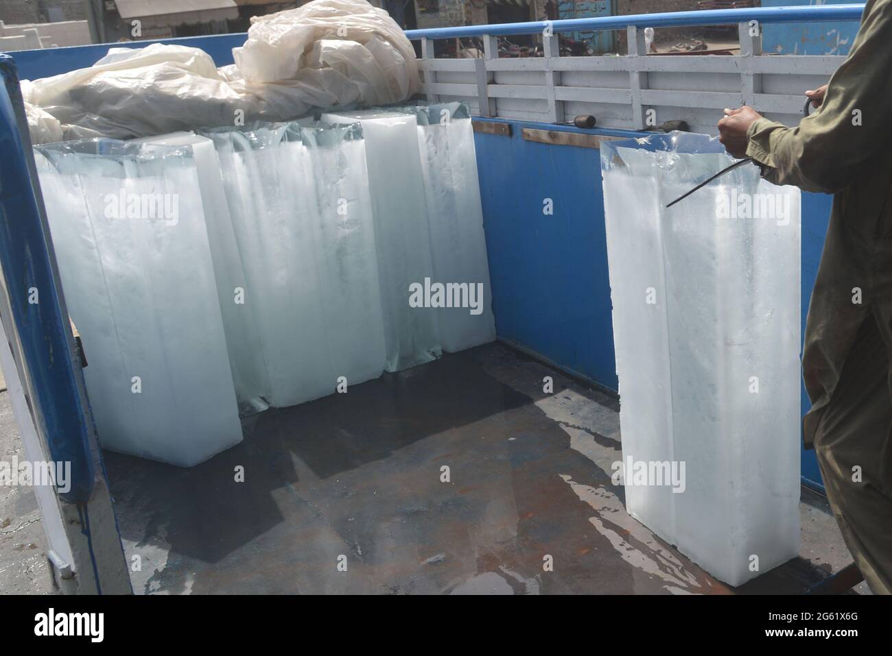 Lahore, Pakistan. 01st July, 2021. Pakistani vendors are loading ice ...