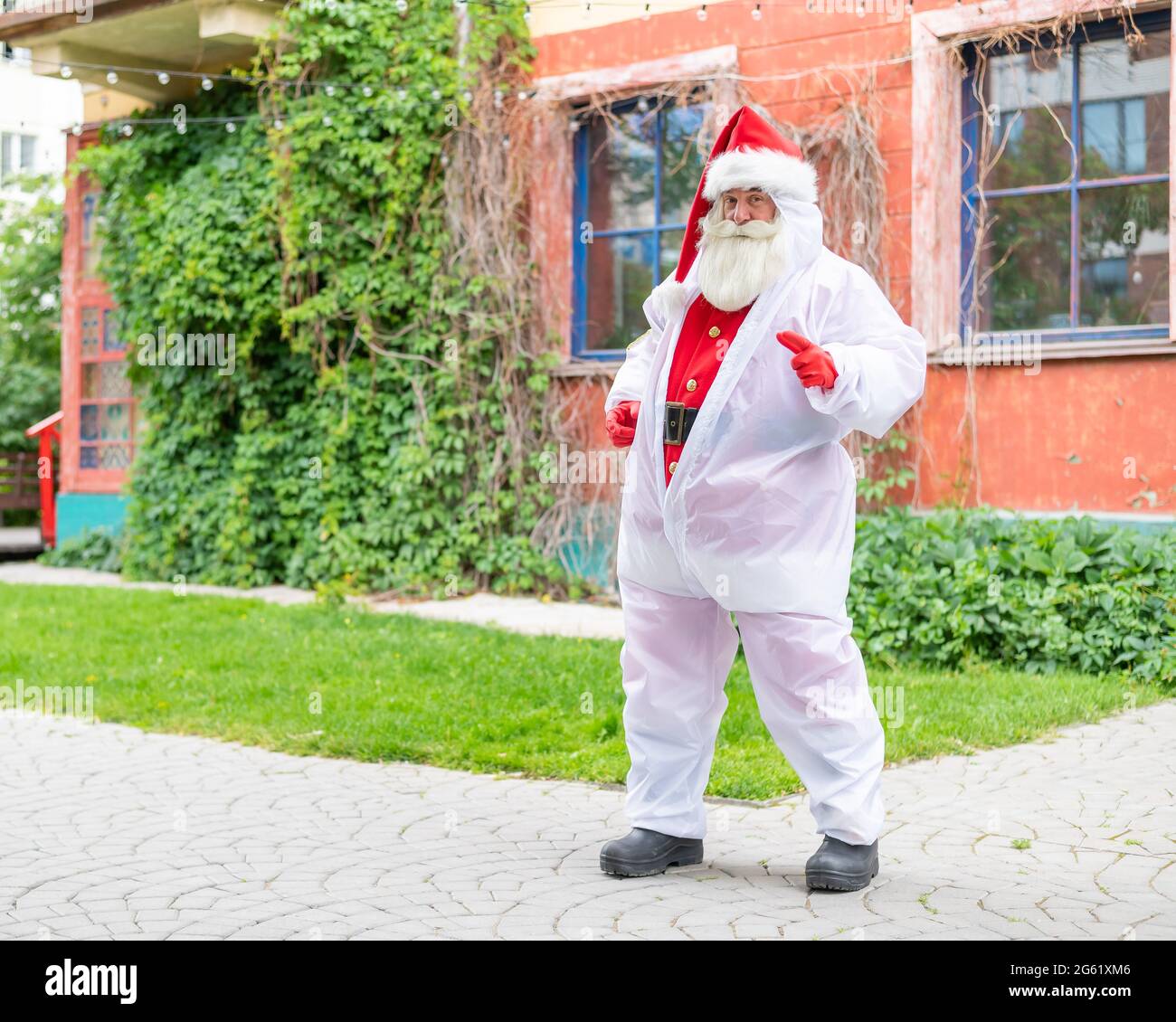 Santa claus in a protective suit during the coronavirus outdoors Stock ...