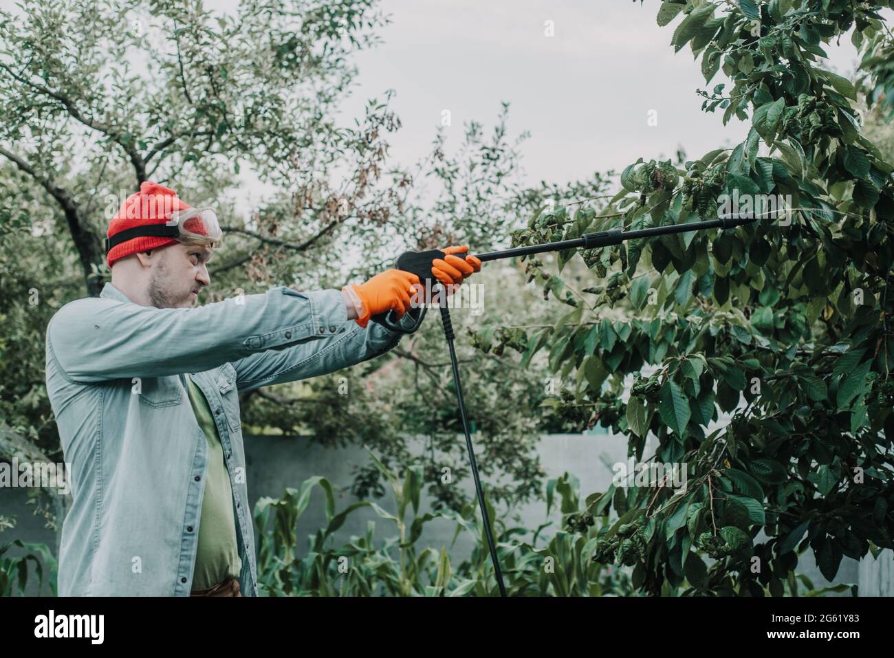 Man spraying pesticides hi-res stock photography and images - Alamy