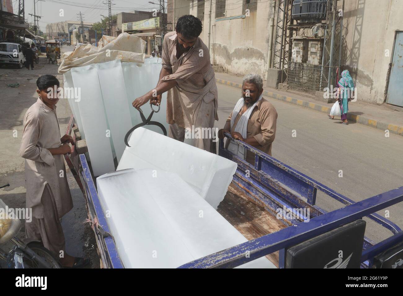Lahore, Pakistan. 01st July, 2021. Pakistani vendors are loading ice ...