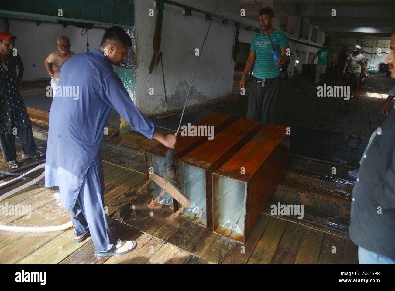 Lahore, Pakistan. 01st July, 2021. Pakistani vendors are loading ice ...