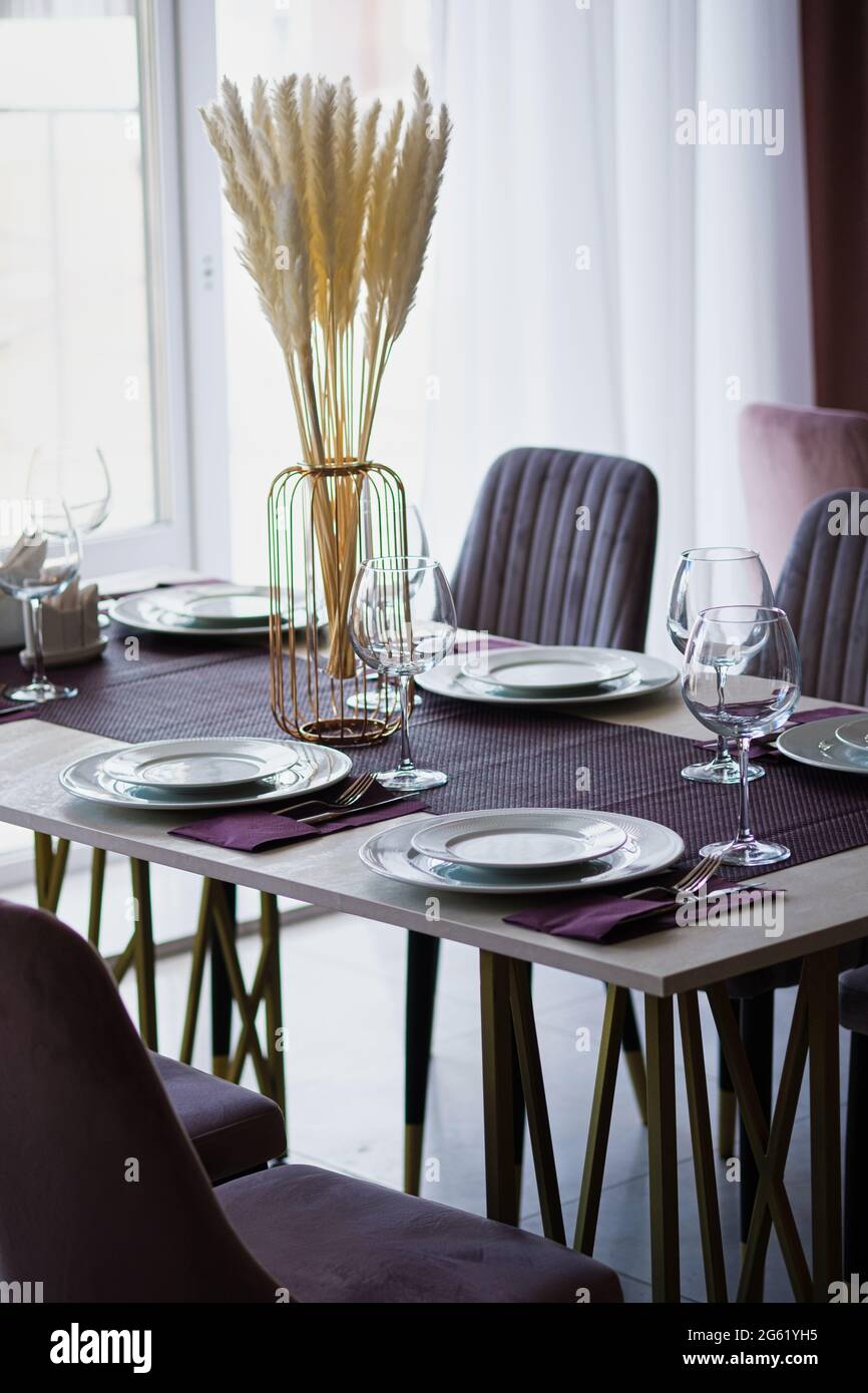 Receiving plates hi-res stock photography and images - Alamy