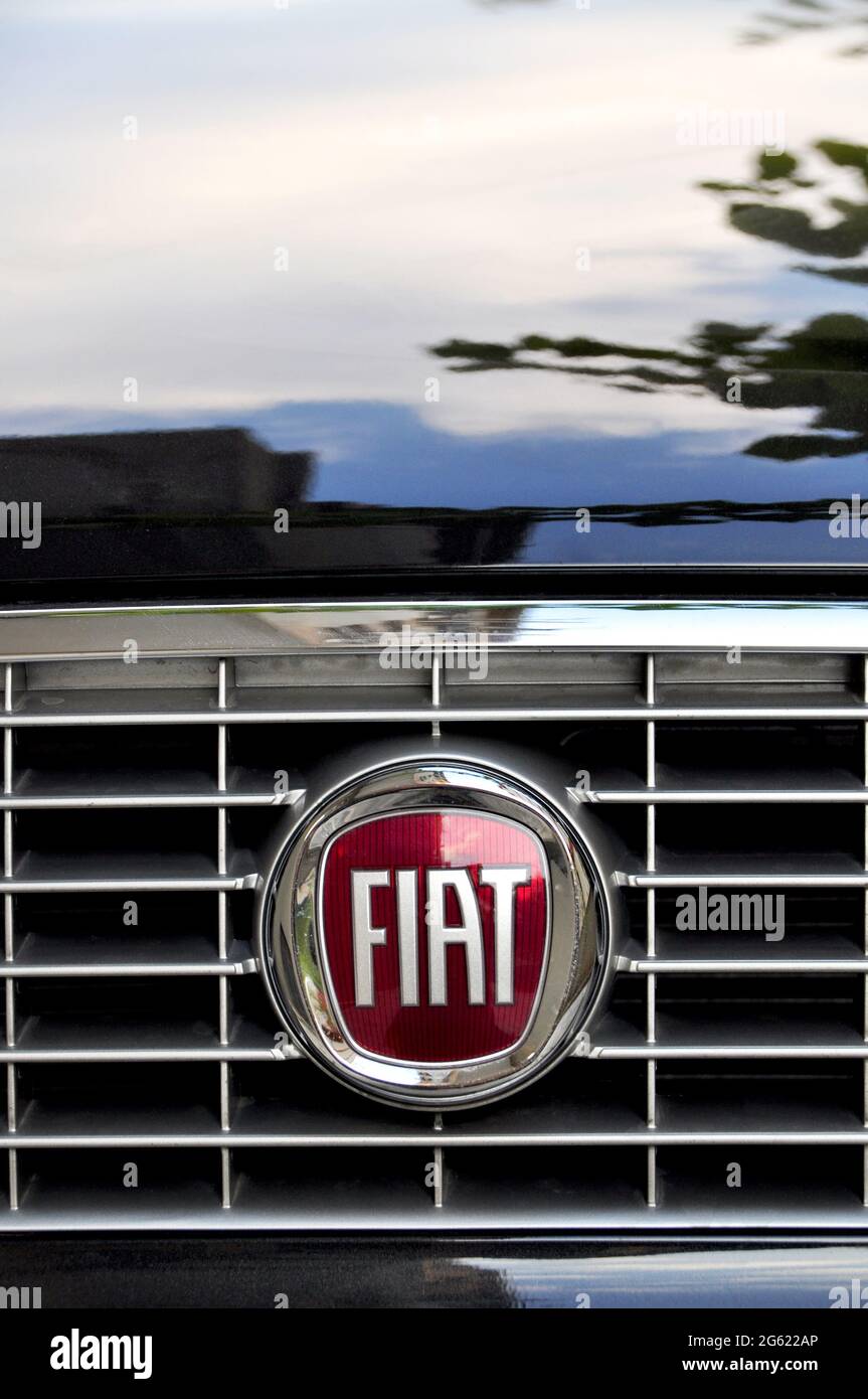 Shiny fiat logo hi-res stock photography and images - Alamy