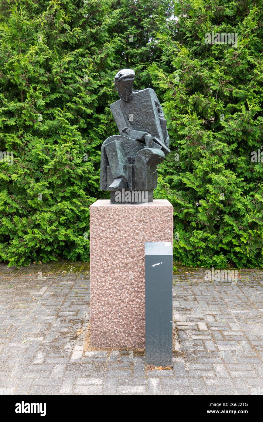 Cubist Aleksis Kivi sculpture by sculptor Wäinö Aaltonen in Mänttä ...