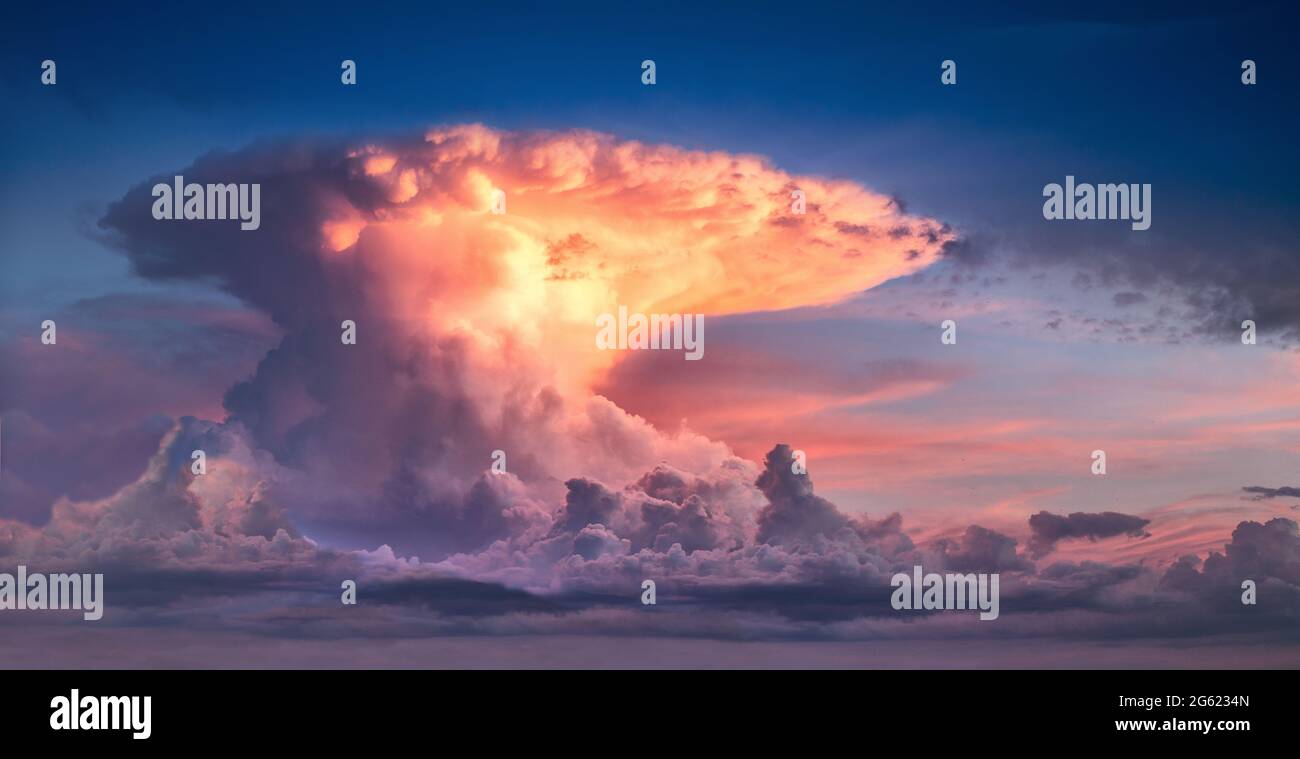 Storm cloud in the form of a nuclear explosion Stock Photo - Alamy
