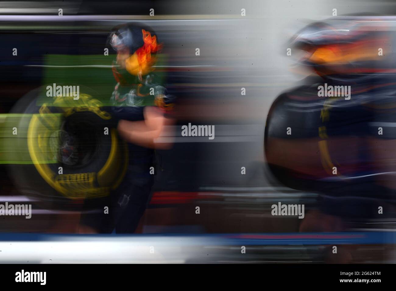 Redbull mechanics training formula 1 hi-res stock photography and ...