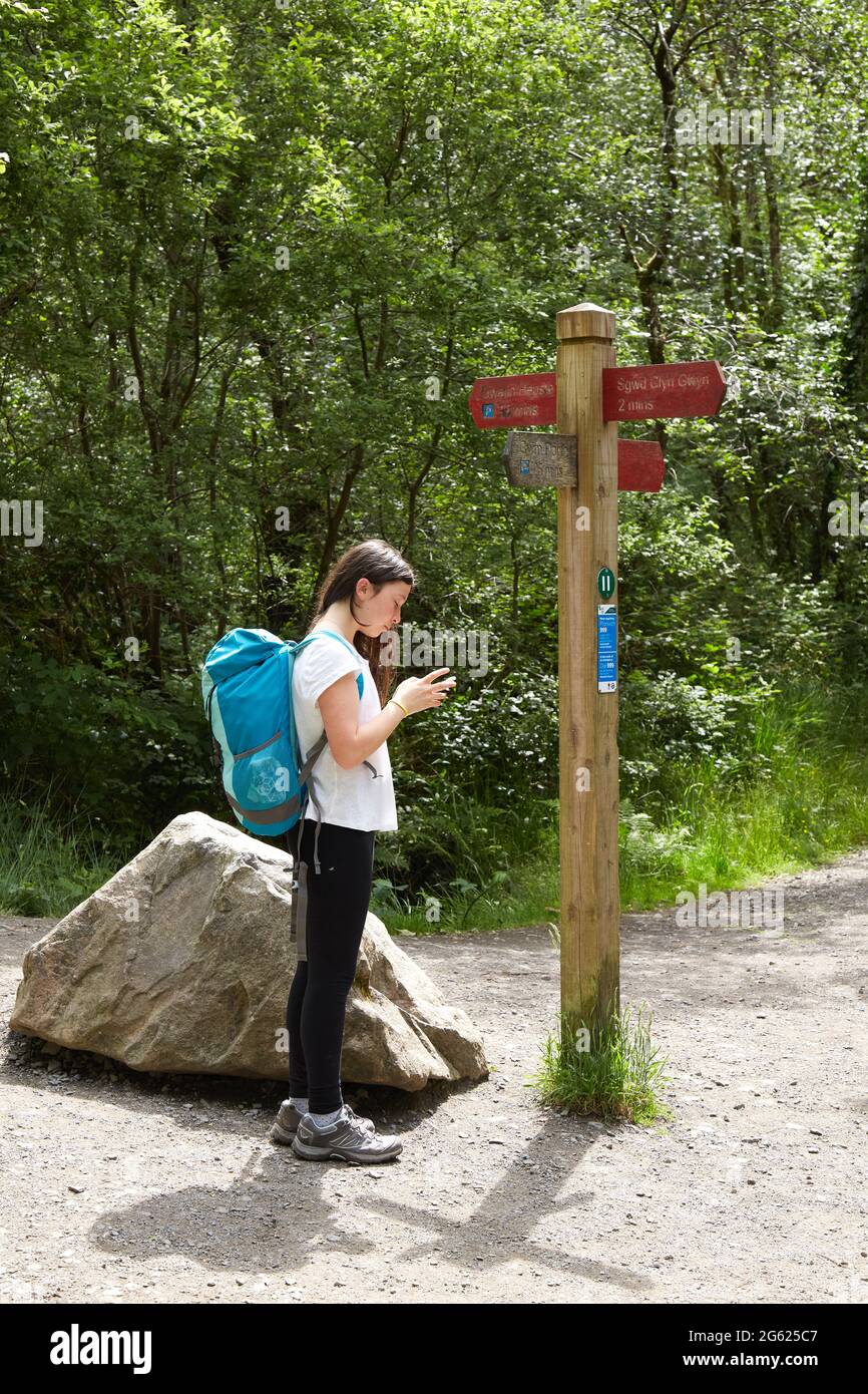 Kids looking map hi-res stock photography and images - Alamy