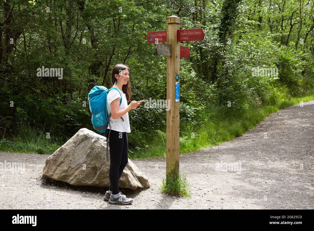 Kids with map hi-res stock photography and images - Alamy