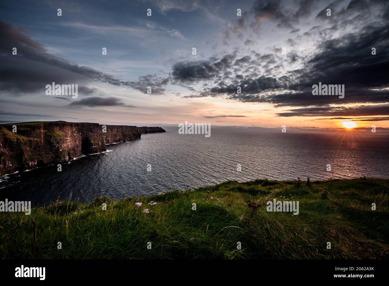 Cliffs of moher panorama hi-res stock photography and images - Alamy