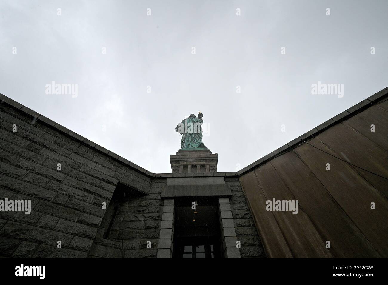 Back of the statue of liberty hi-res stock photography and images - Alamy