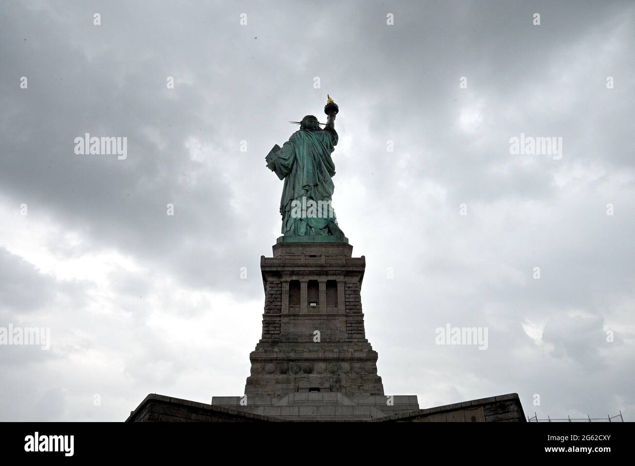 Back of the statue of liberty hi-res stock photography and images - Alamy