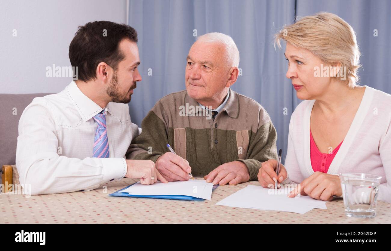 Father and daughter signing contract Stock Photo - Alamy