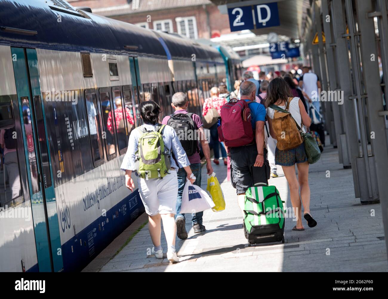 19 June 2021, Schleswig-Holstein, Westerland/Insel Sylt: Travelers walk ...