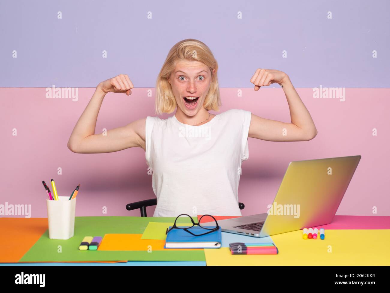 Woman shows muscles online hi-res stock photography and images - Alamy