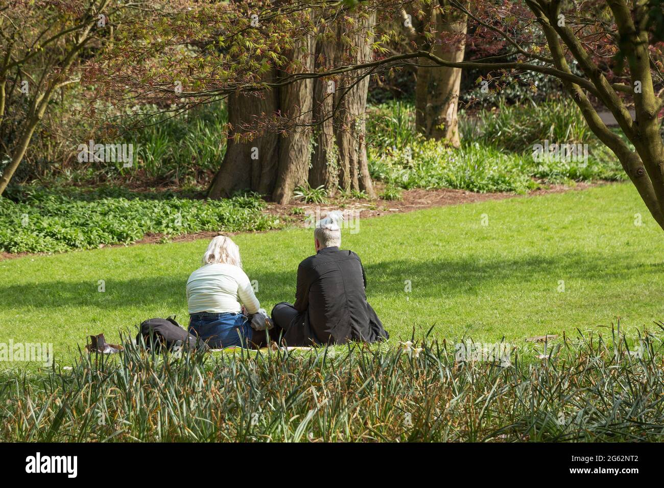 Peaple at park hi-res stock photography and images - Alamy