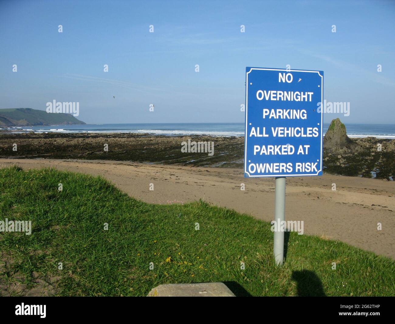 Vehicles parked owners risk sign hi-res stock photography and images ...
