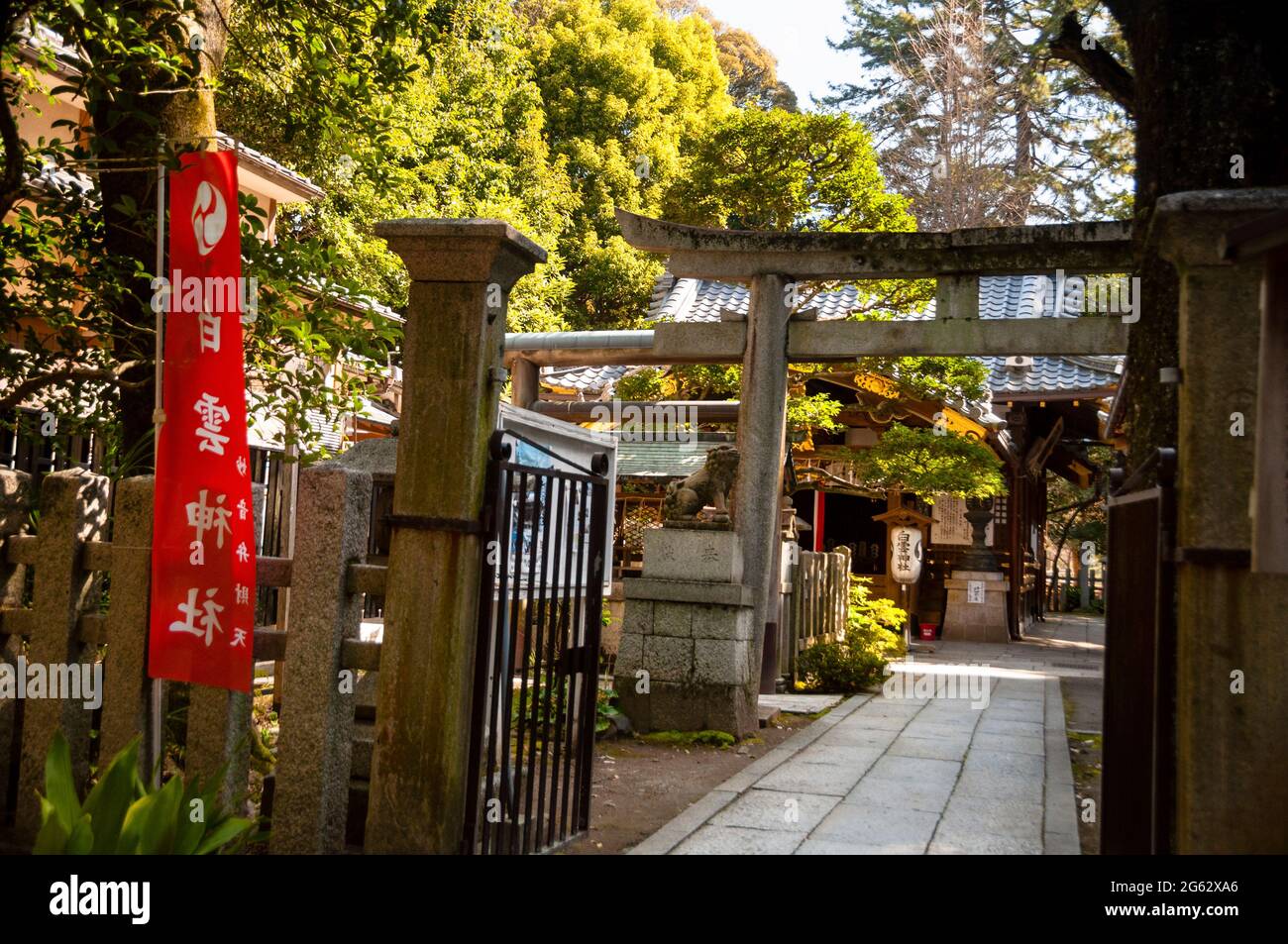 Japanese stone lion guard temple hi-res stock photography and images ...