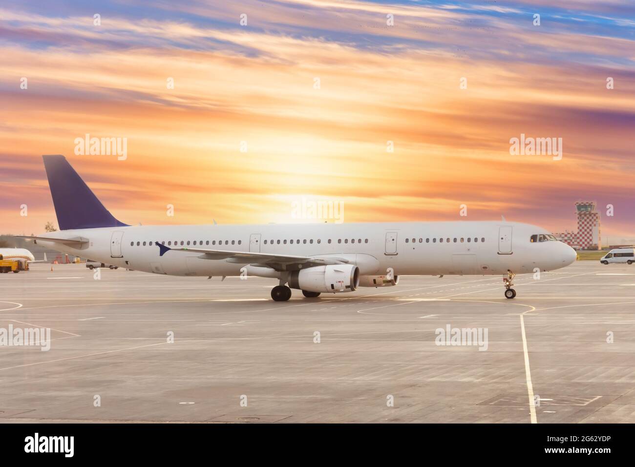 Rear view plane on runway hi-res stock photography and images - Alamy