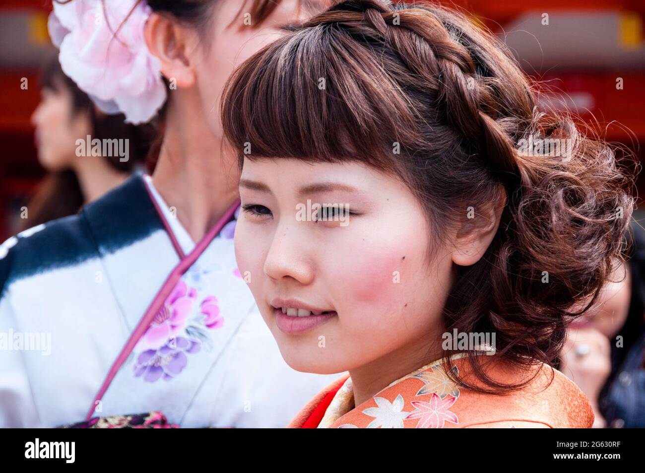 Features kimono hi-res stock photography and images - Alamy