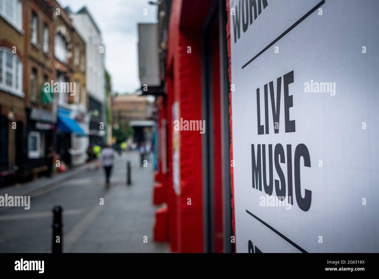 Live Music sign on urban city street Stock Photo - Alamy