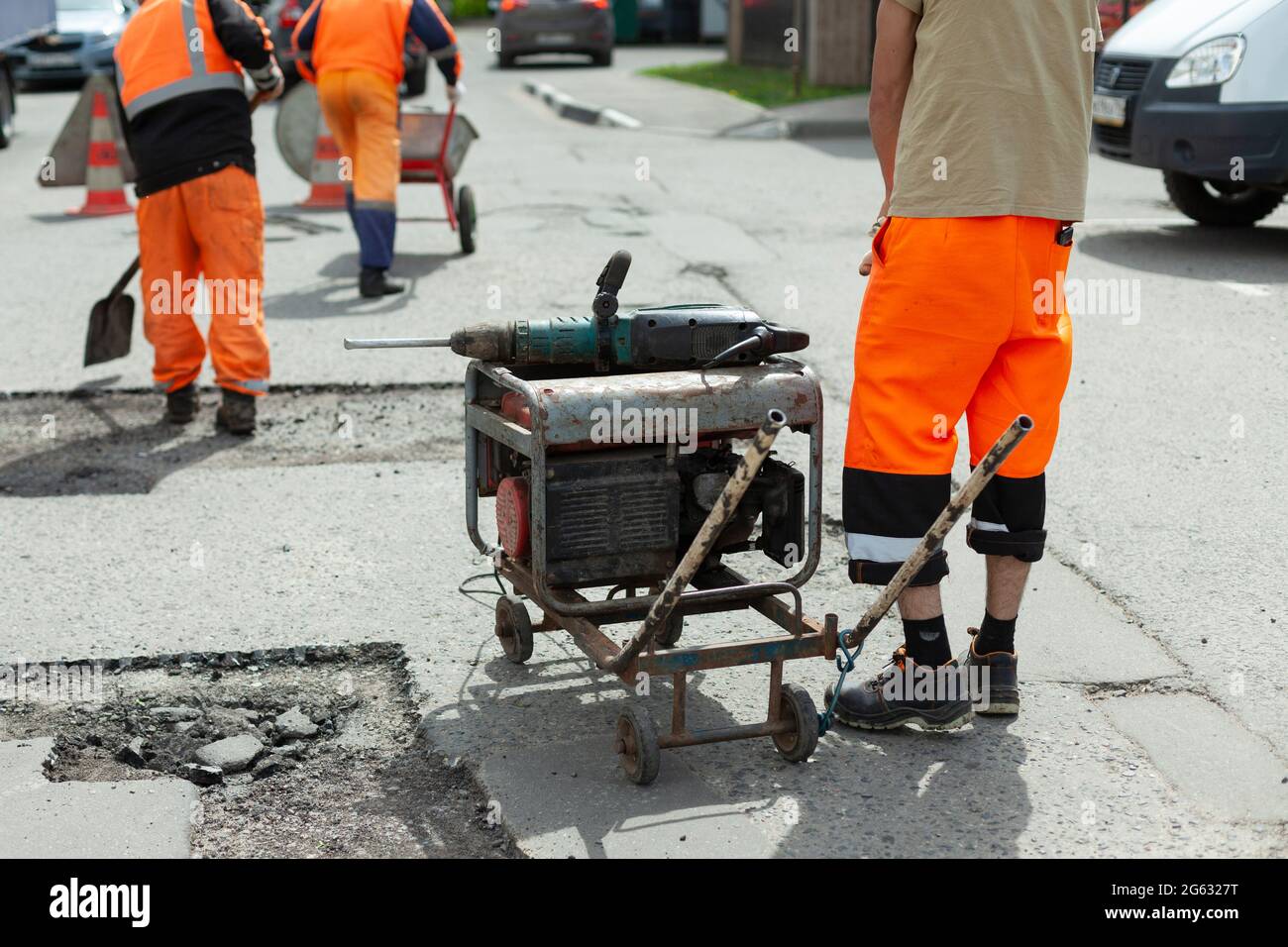 Gasoline generator of electricity. Power supply to the power tool ...