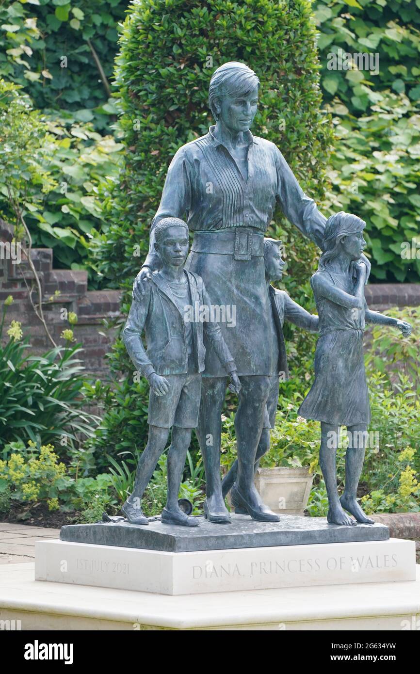 The statue of Diana, Princess of Wales, ahead of the first members of ...