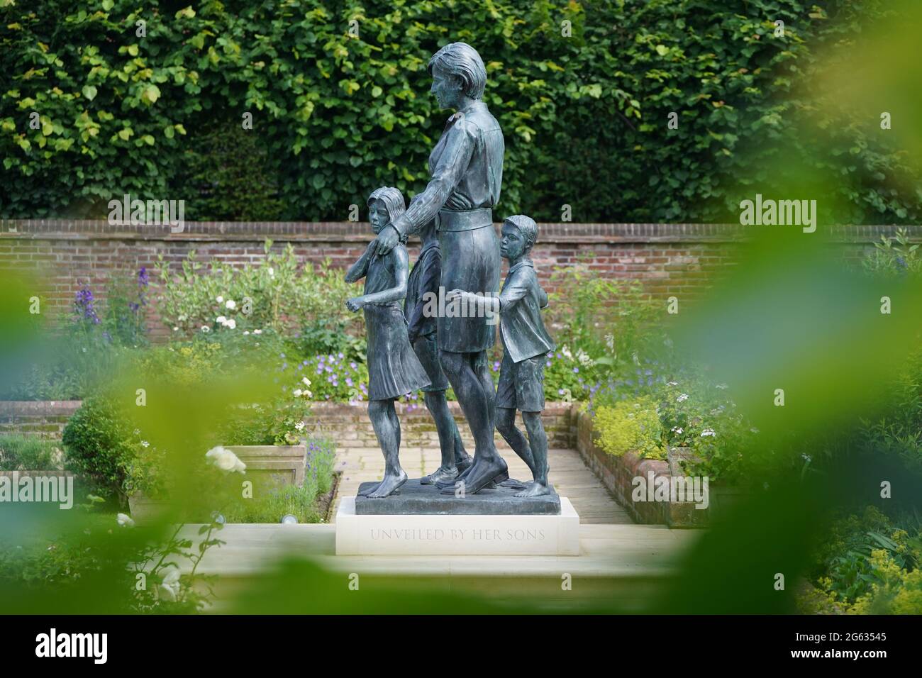The statue of Diana, Princess of Wales, ahead of the first members of ...