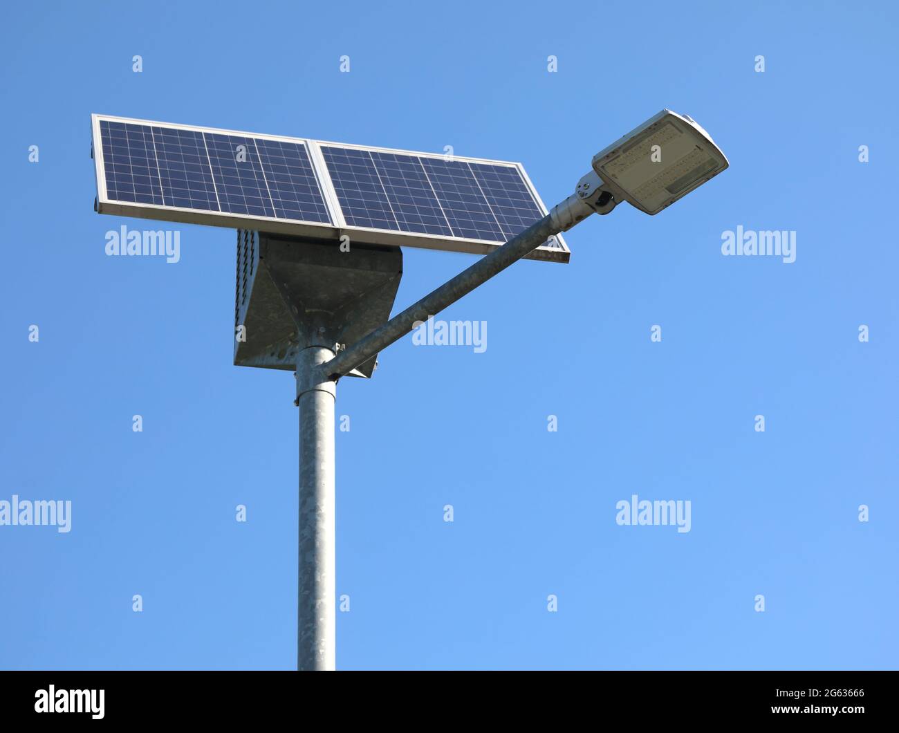 lamp that runs on solar energy and the photovoltaic panel to capture ...