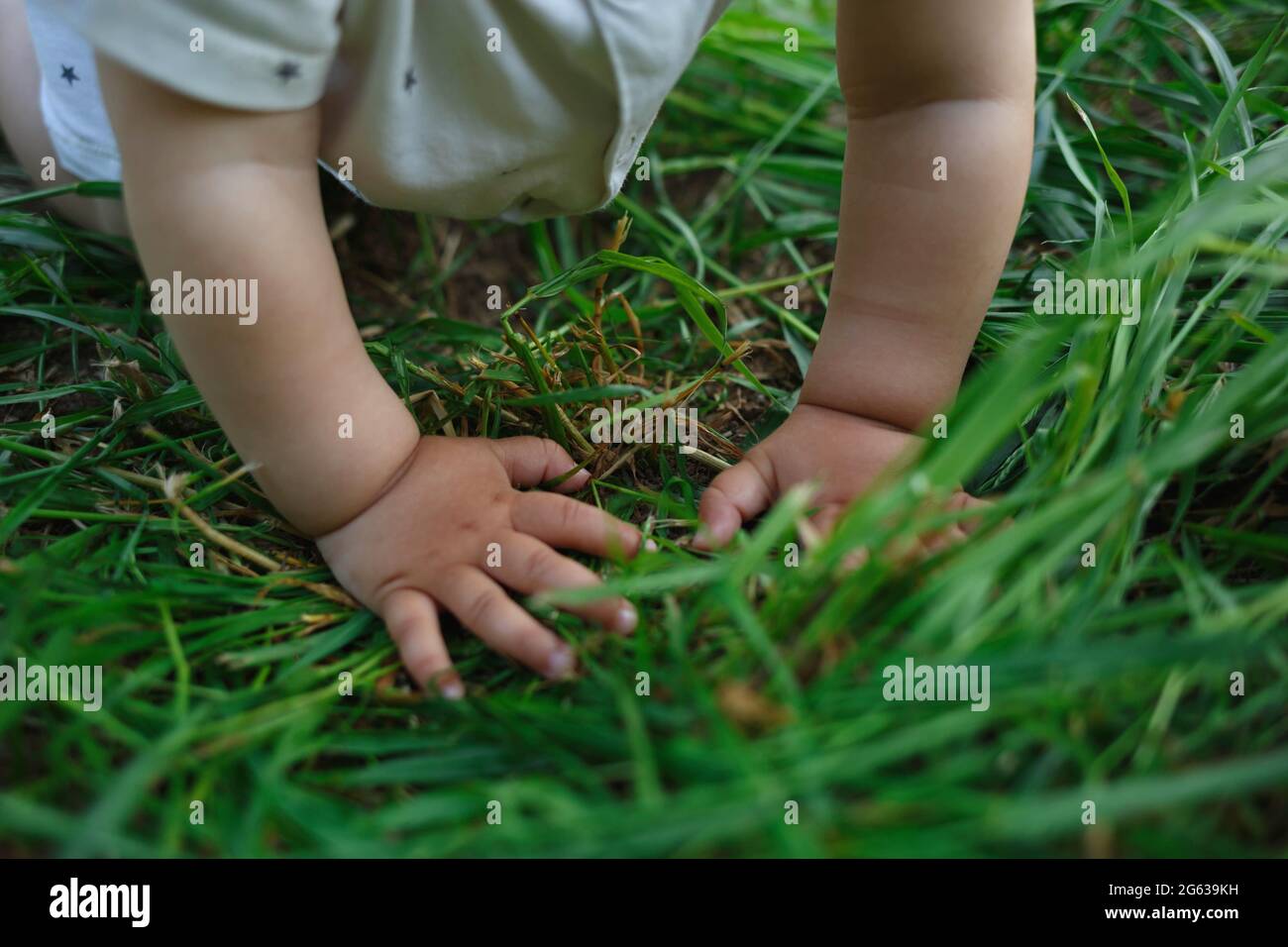 Infant girl crawling step hi-res stock photography and images - Alamy
