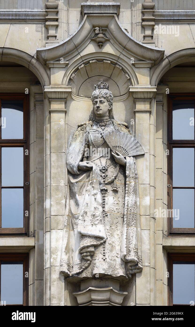 London, England, UK. Statue of Princess Alexandra (by Goscombe John) on ...
