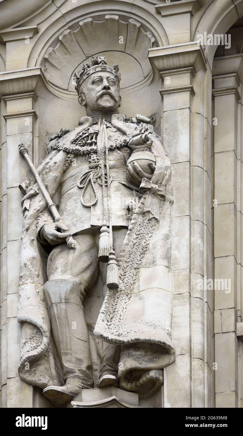 King edward viii statue hi-res stock photography and images - Alamy