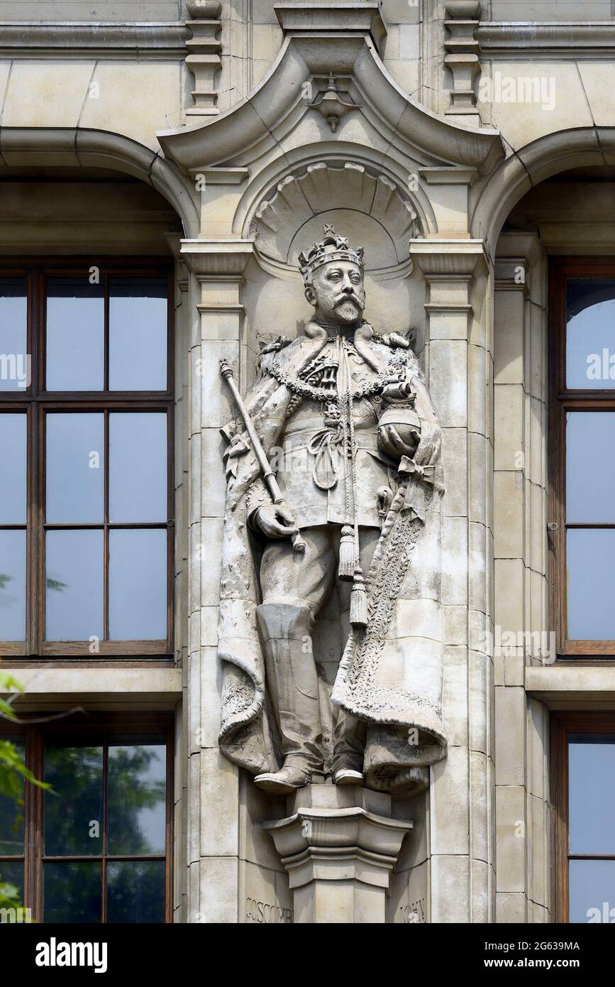 London, England, UK. Statue of Edward VII (by Goscombe John) on the ...