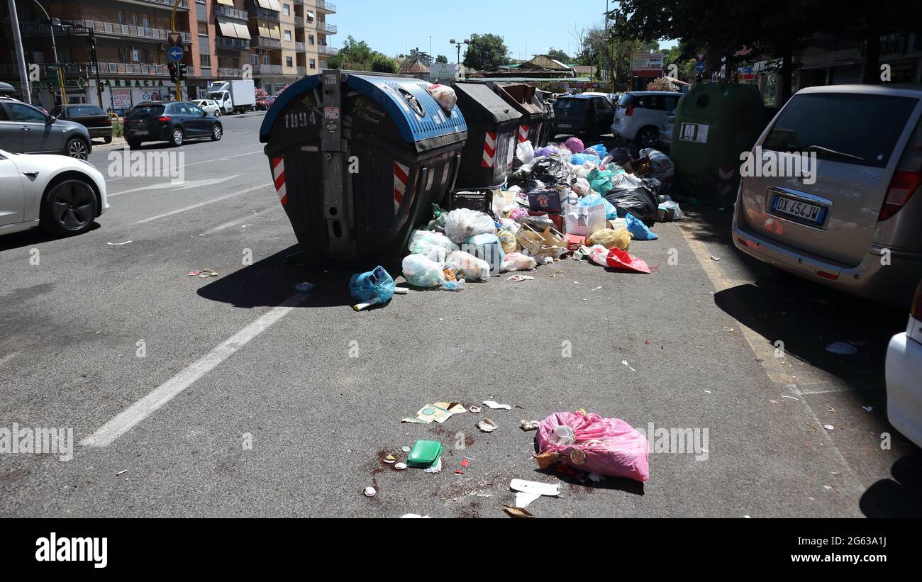 Waste emergency in the capital, the bins full of garbage between piazza ...