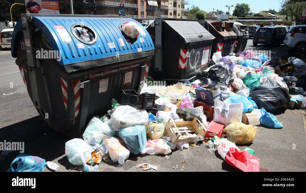 Waste emergency in the capital, the bins full of garbage between piazza ...