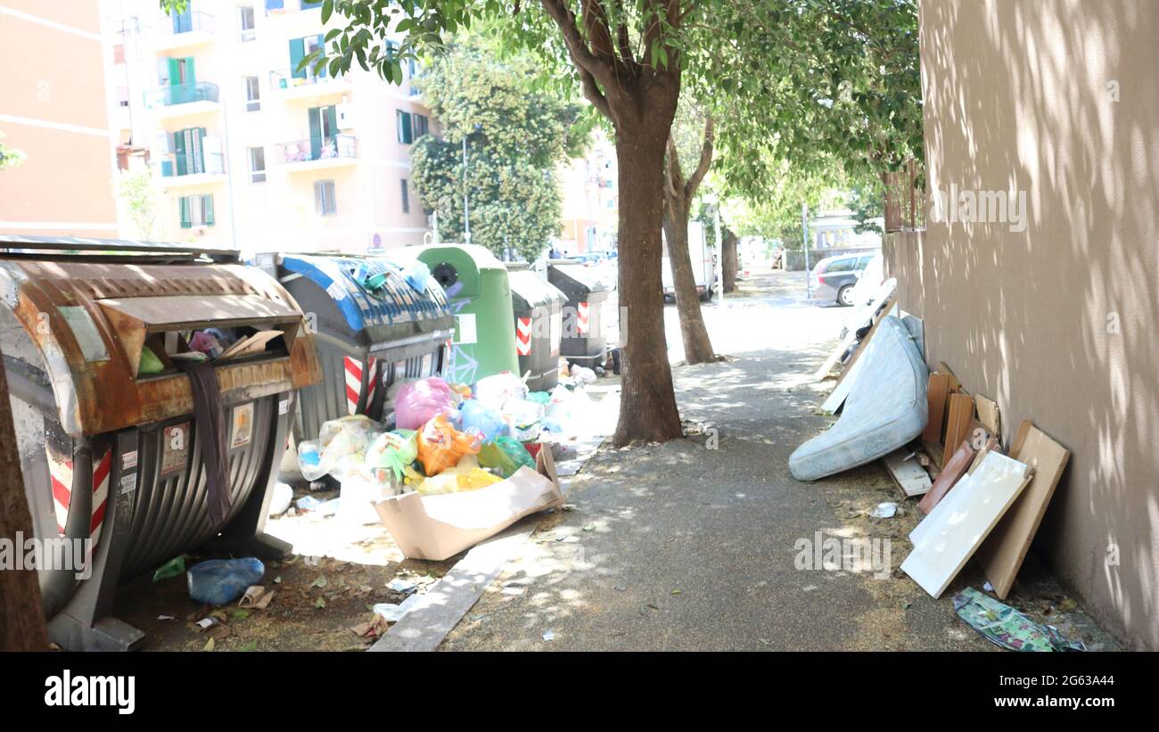 Waste emergency in the capital, the bins full of garbage between piazza ...