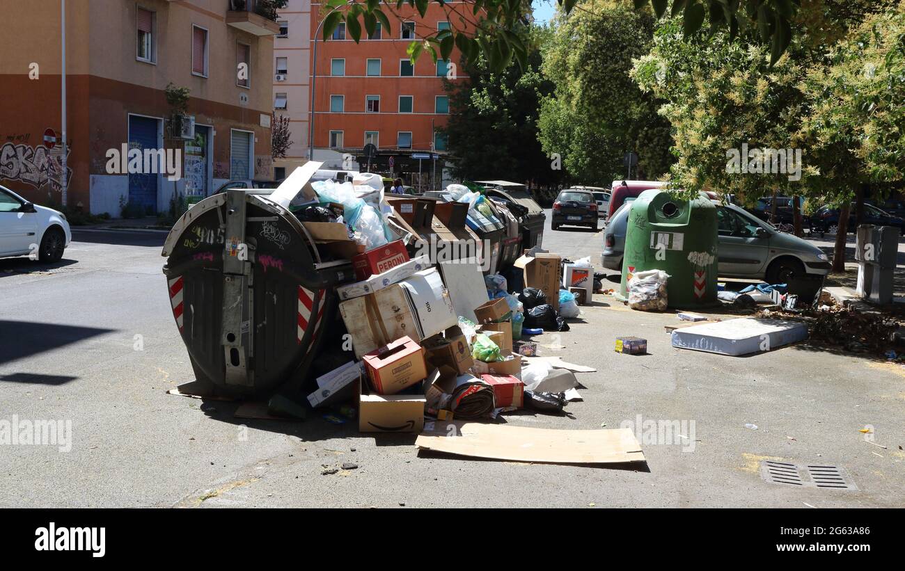 Waste emergency in the capital, the bins full of garbage between piazza ...